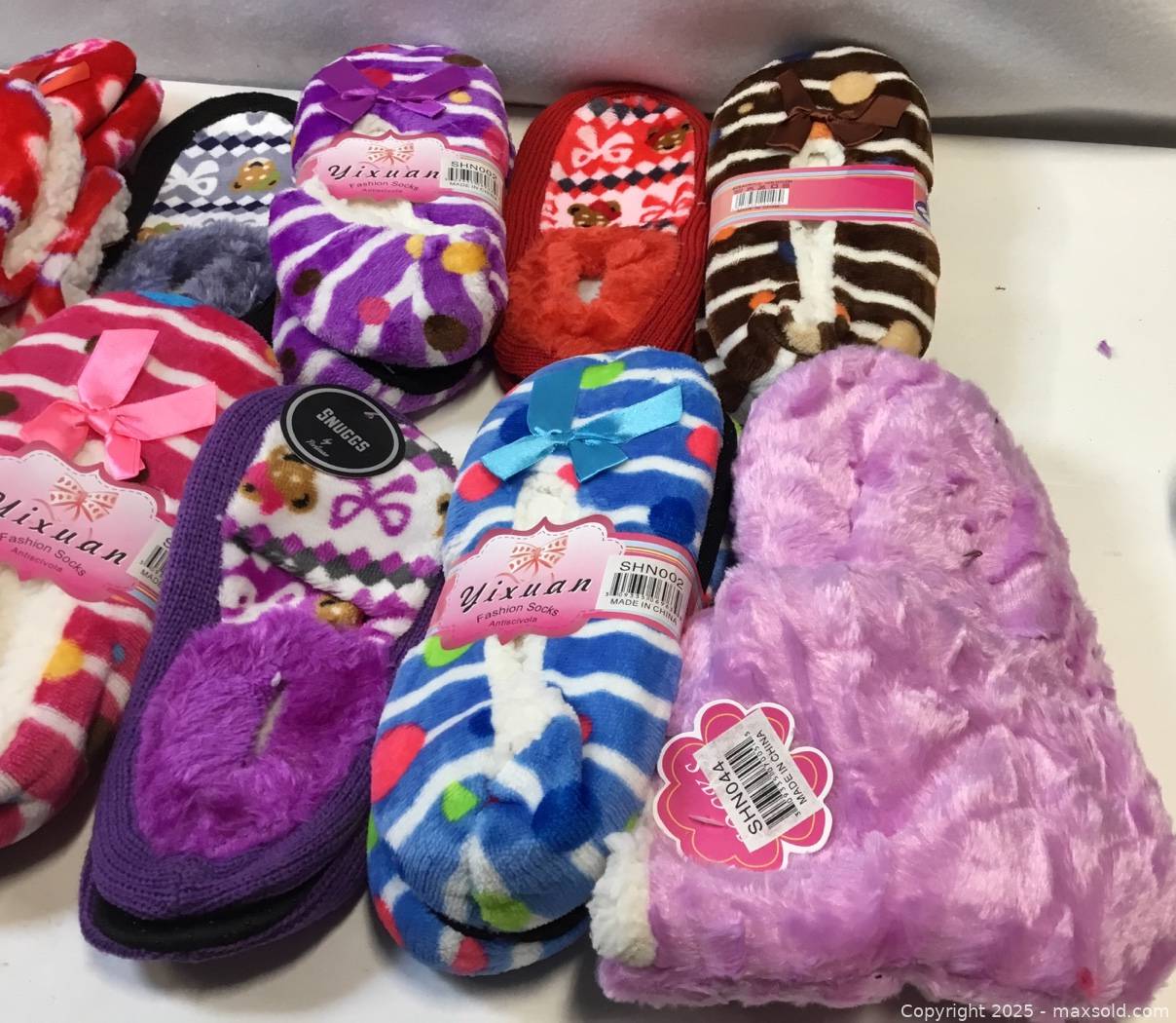 10 pairs assorted plush slippers EU 36-41 | Maxsold