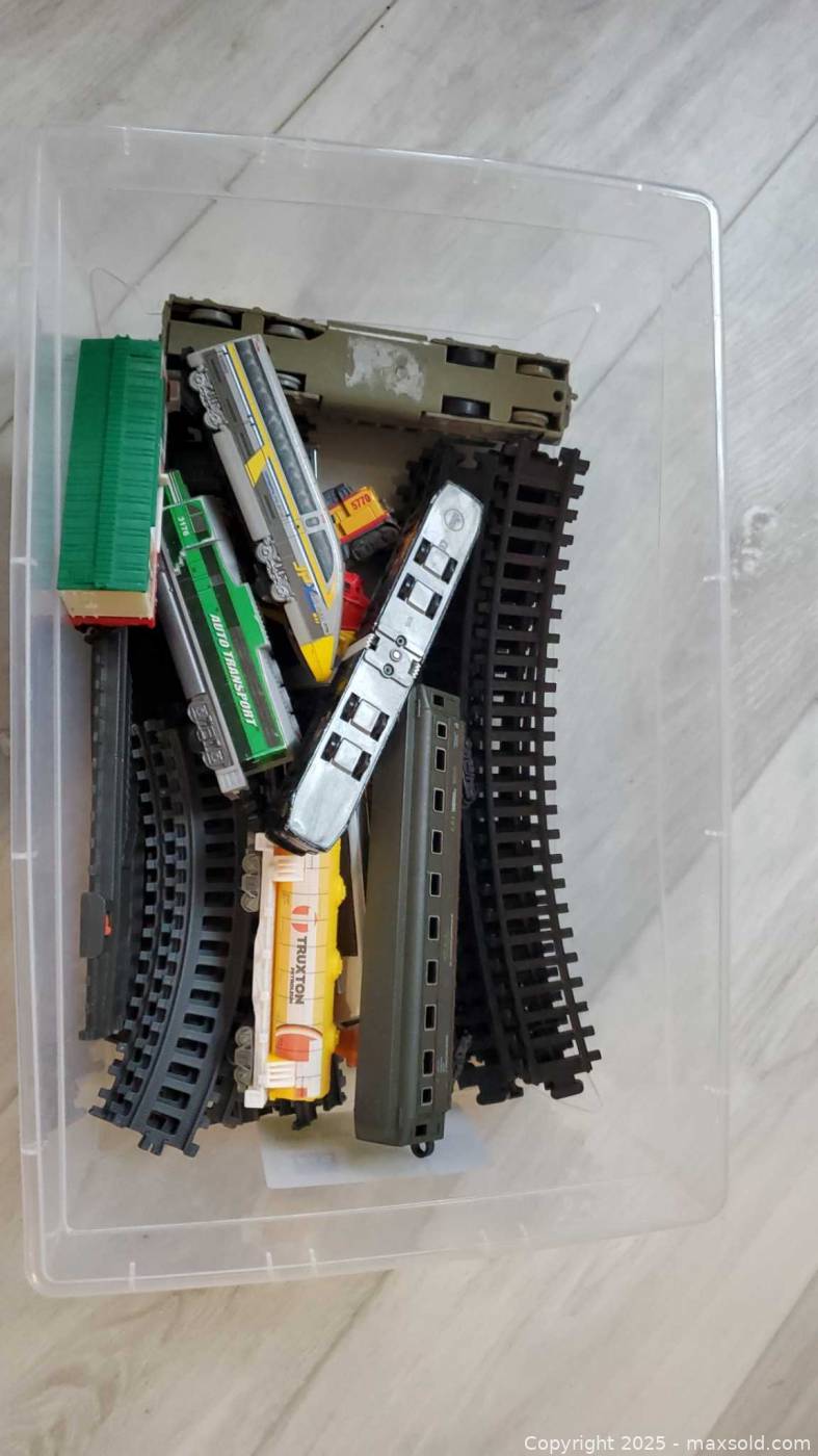 Fisher-Price GeoTrax train cars and track | Maxsold