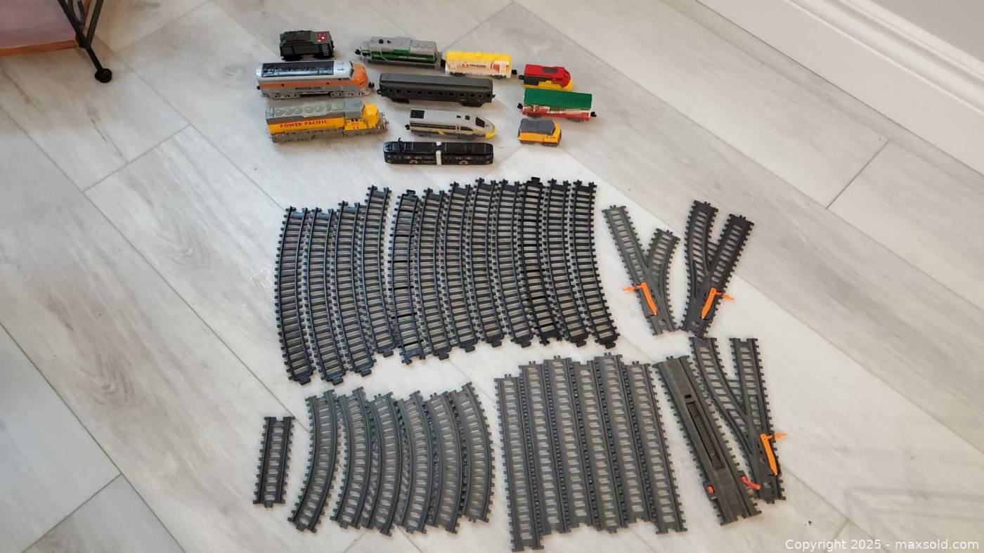 Fisher-Price GeoTrax train cars and track | Maxsold