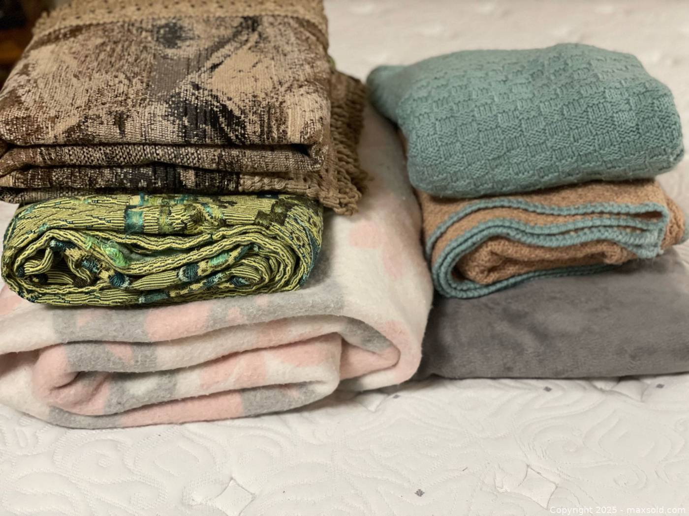Cozy throws and blankets lot, 6 pieces | Maxsold