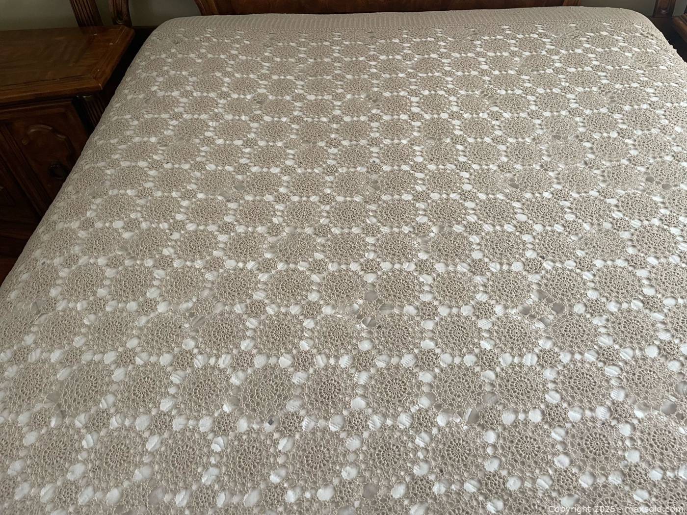 Hand-crocheted cotton bedspread, lace pieces, hook | Maxsold