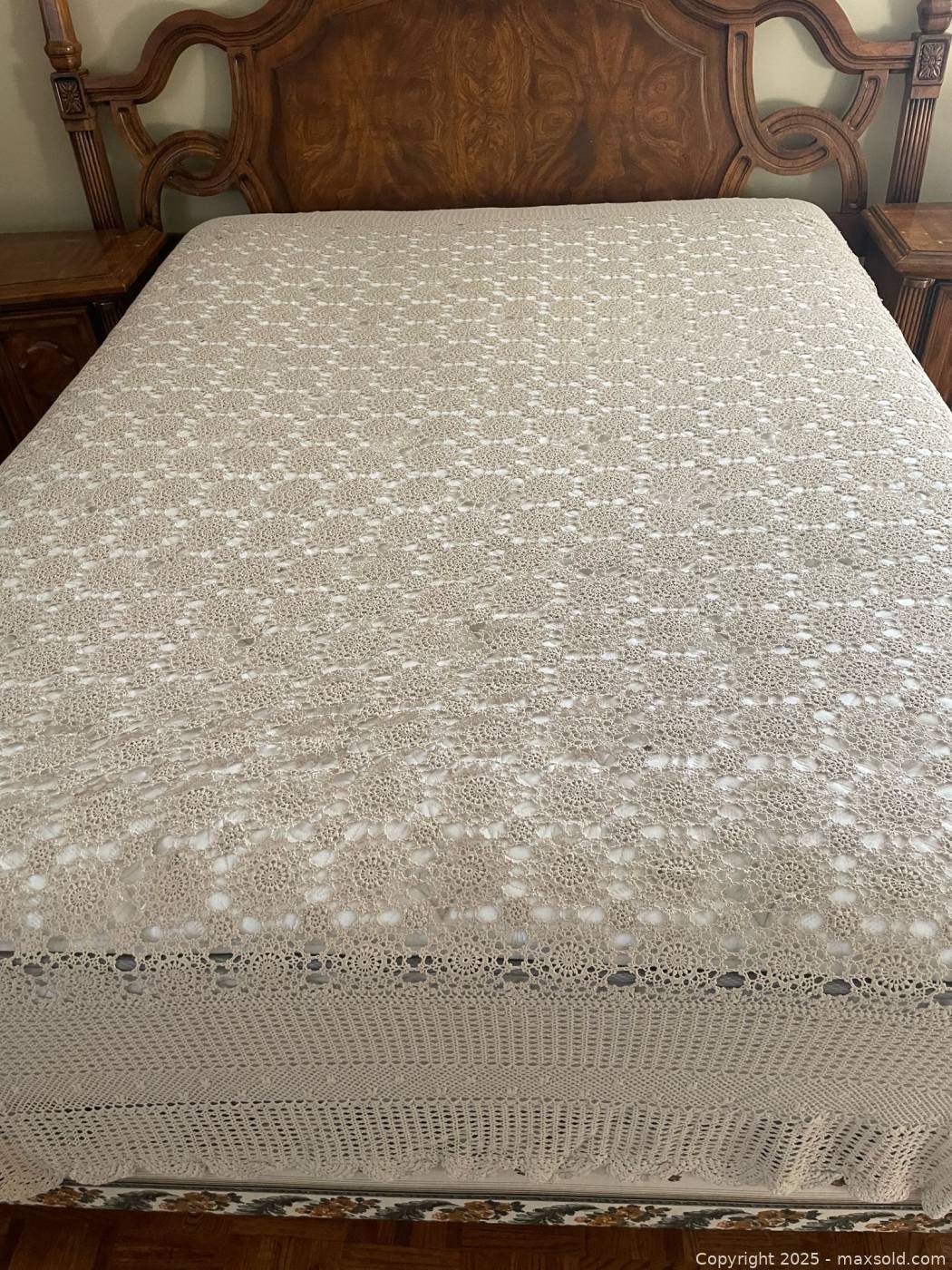 Hand-crocheted cotton bedspread, lace pieces, hook | Maxsold