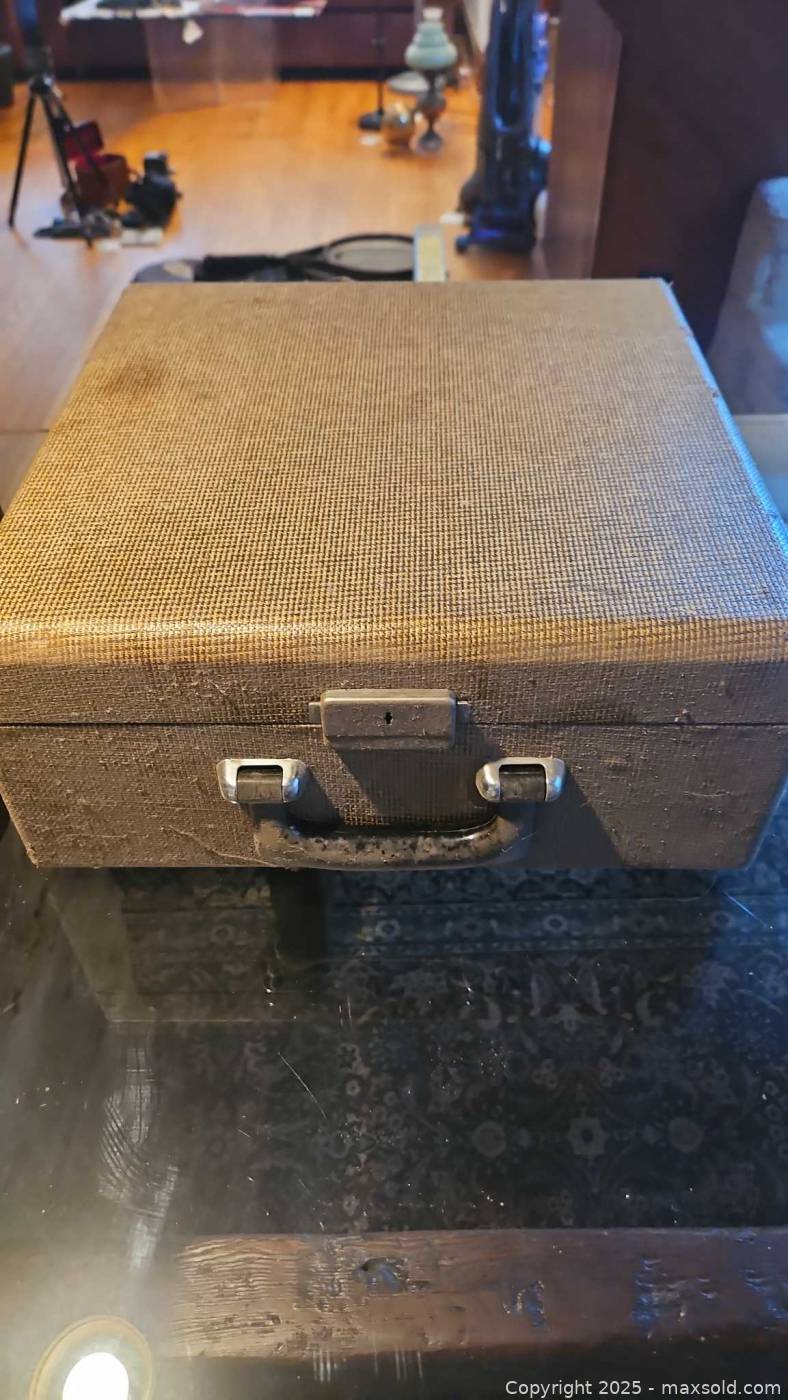 EATONS De Luxe portable manual typewriter | Maxsold