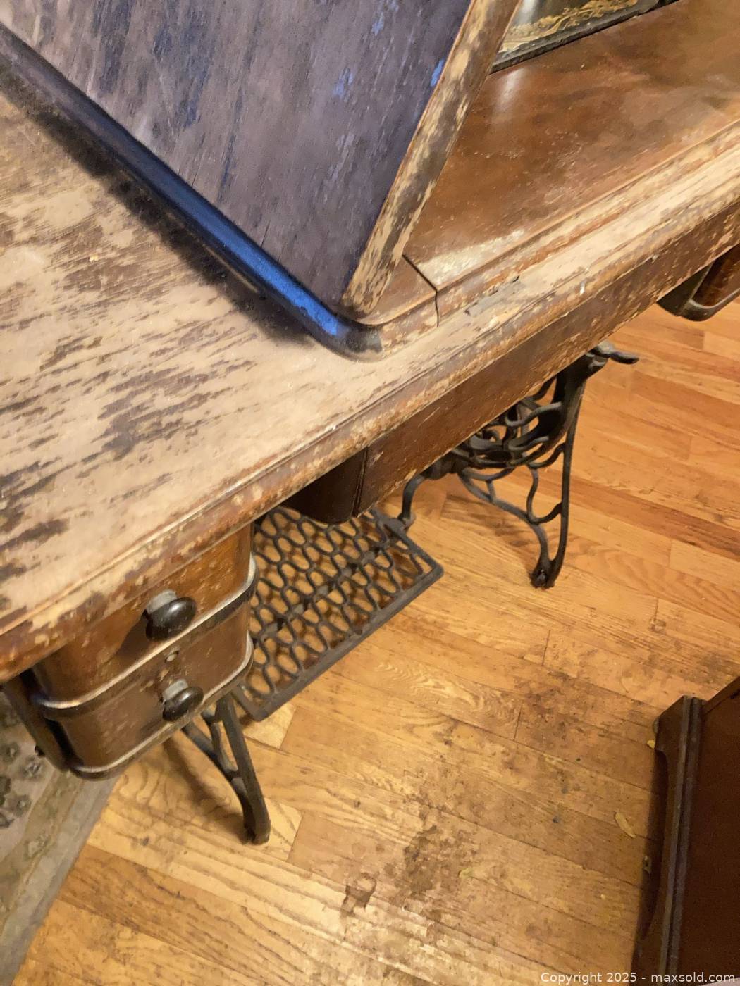 Singer treadle sewing machine in cabinet | Maxsold