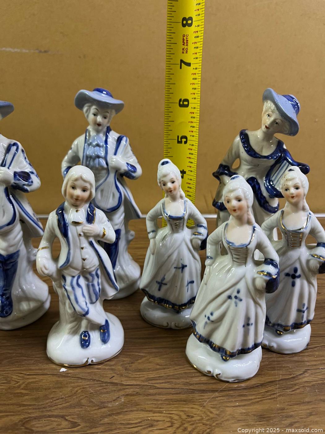 Six cobalt blue ceramic figurines | Maxsold