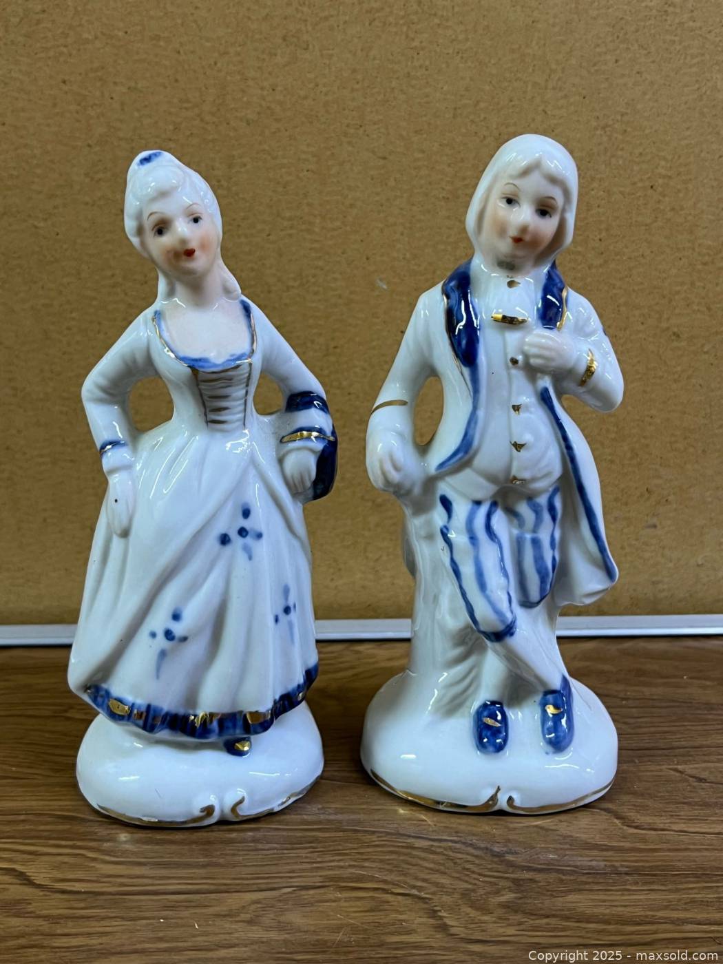 Six cobalt blue ceramic figurines | Maxsold