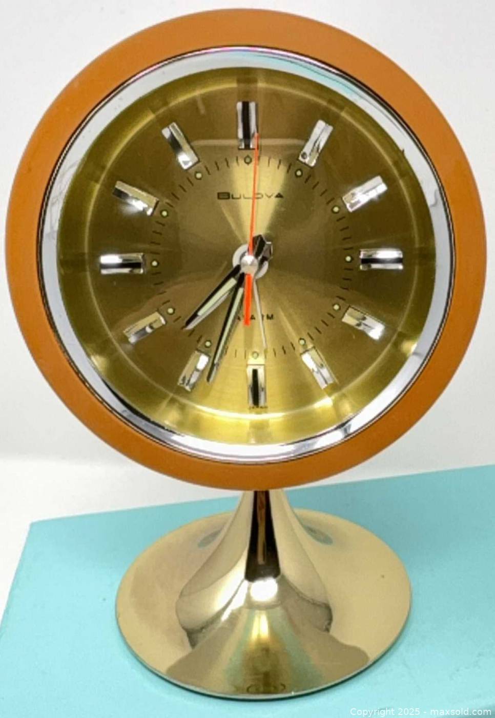 Bulova tulip-base wind-up desk alarm clock | Maxsold
