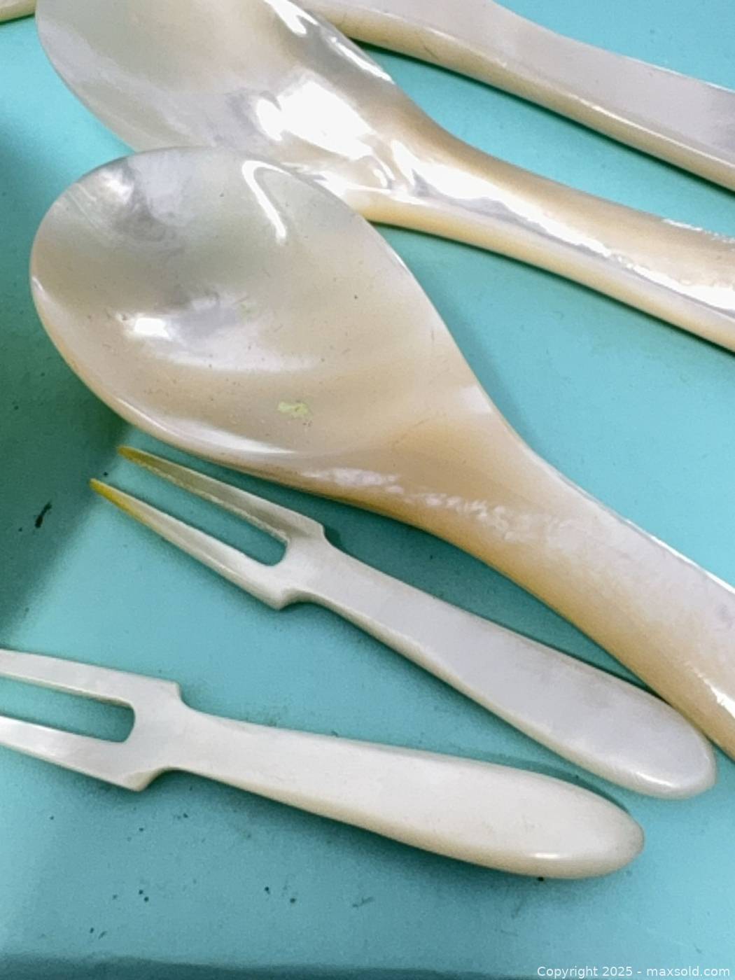 Mother-of-pearl caviar serving set | Maxsold