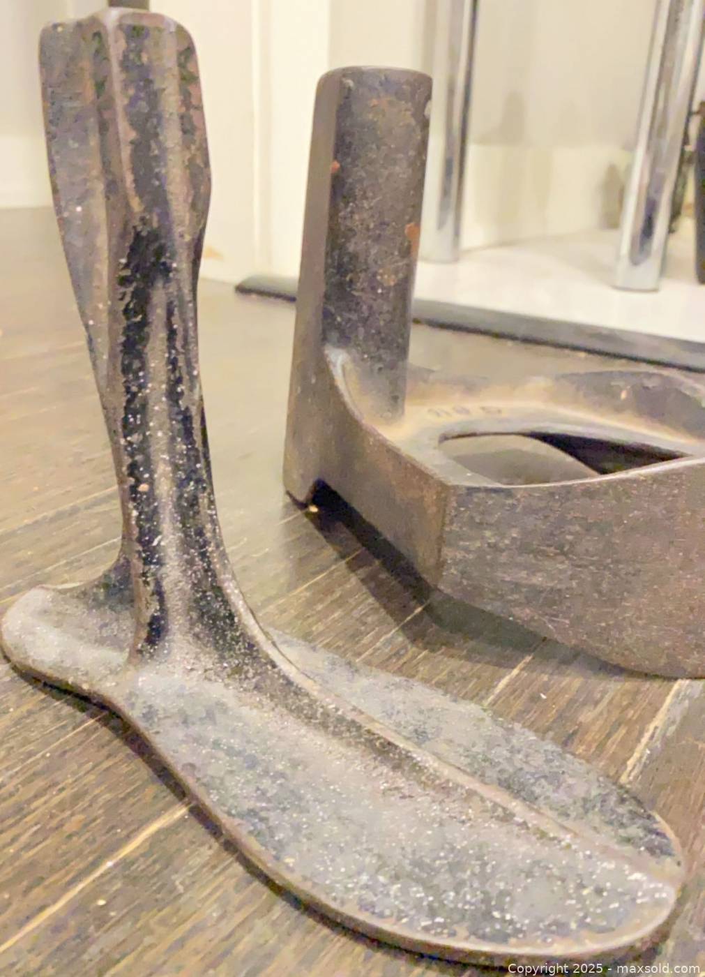 Antique cast iron cobbler shoe anvil | Maxsold