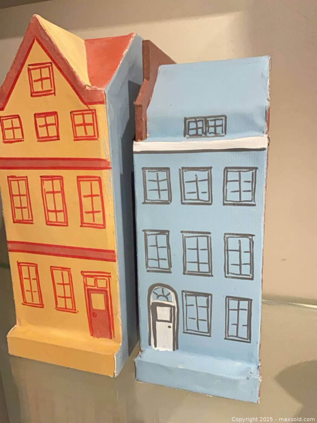 Wooden miniature house props 11x4 in | Maxsold
