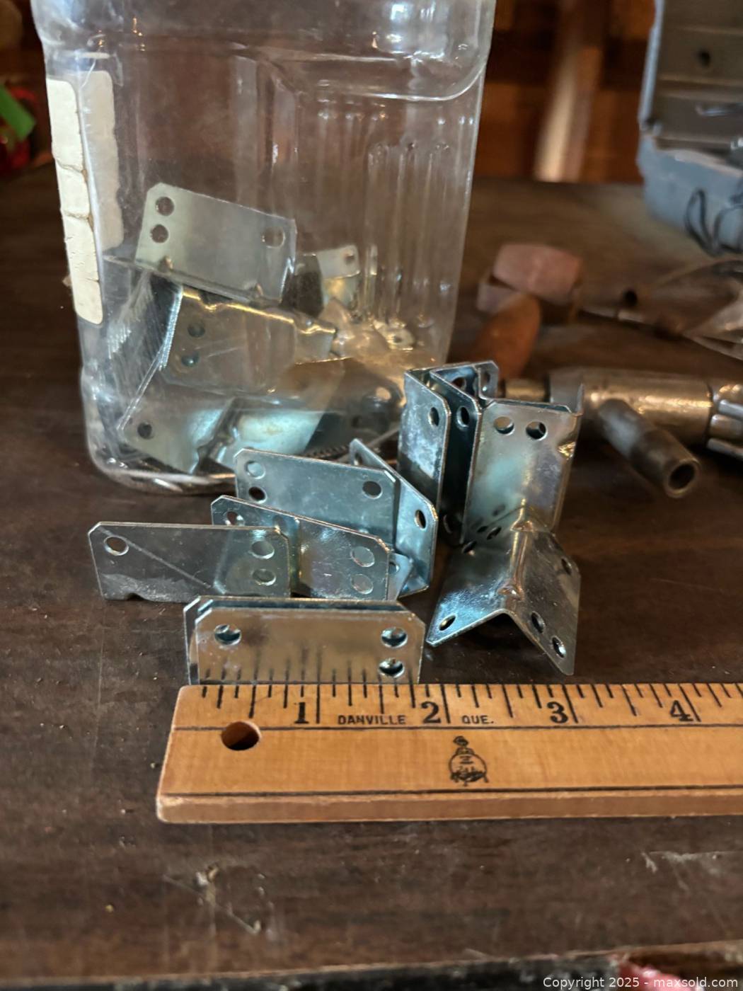 Air chucks, nozzles, power screwdriver, angle brackets | Maxsold