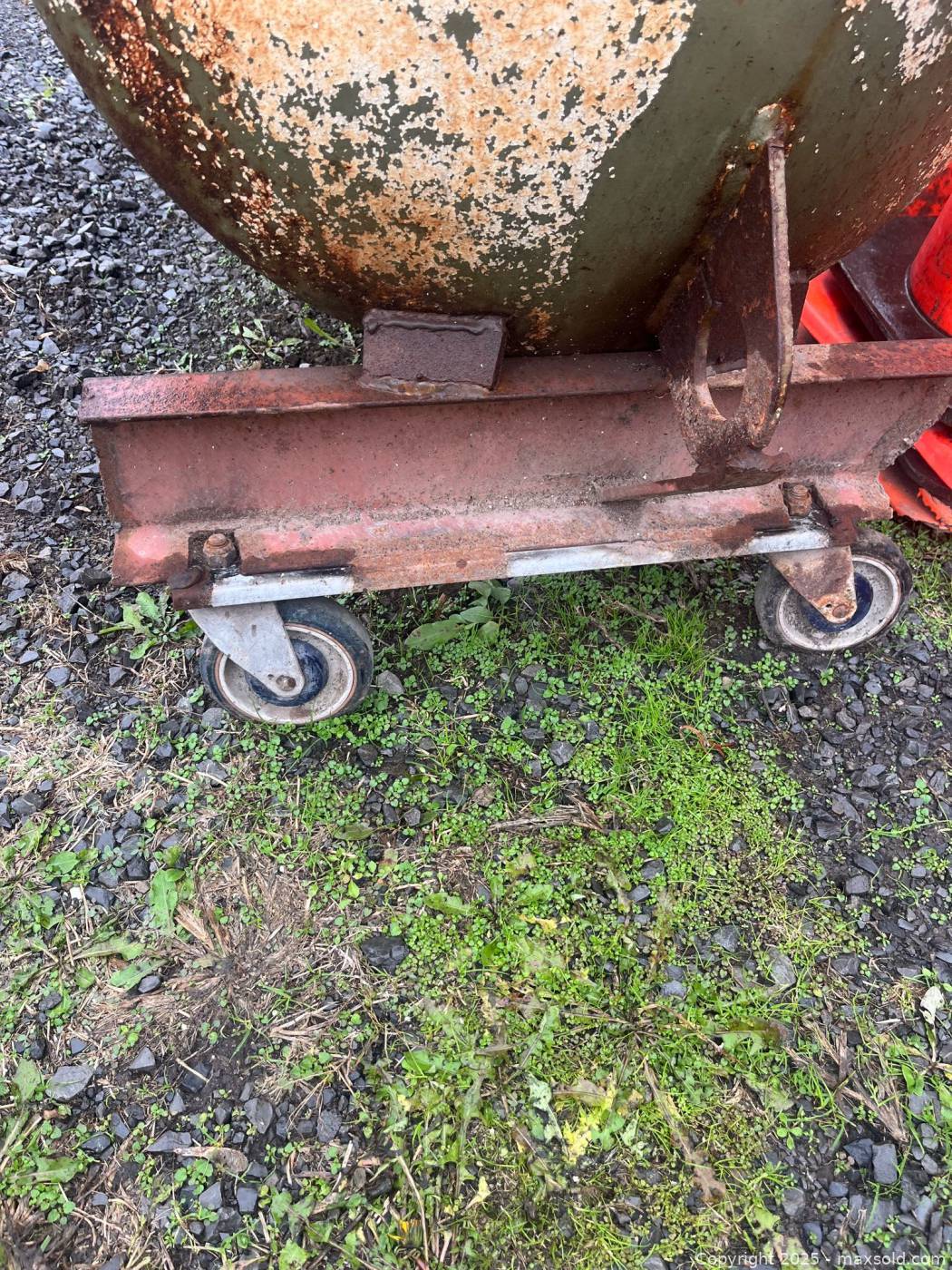 Large steel air storage tank on wheels | Maxsold