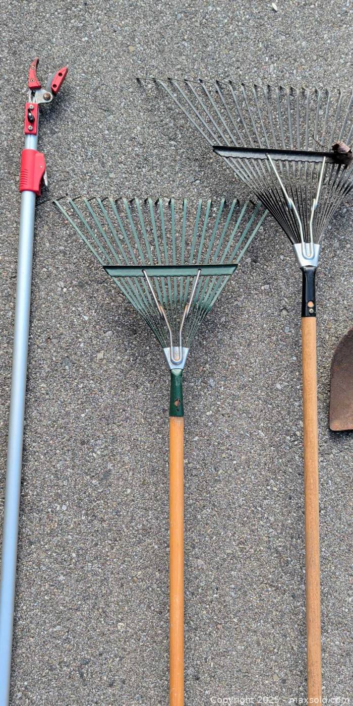 11 assorted garden & yard hand tools | Maxsold