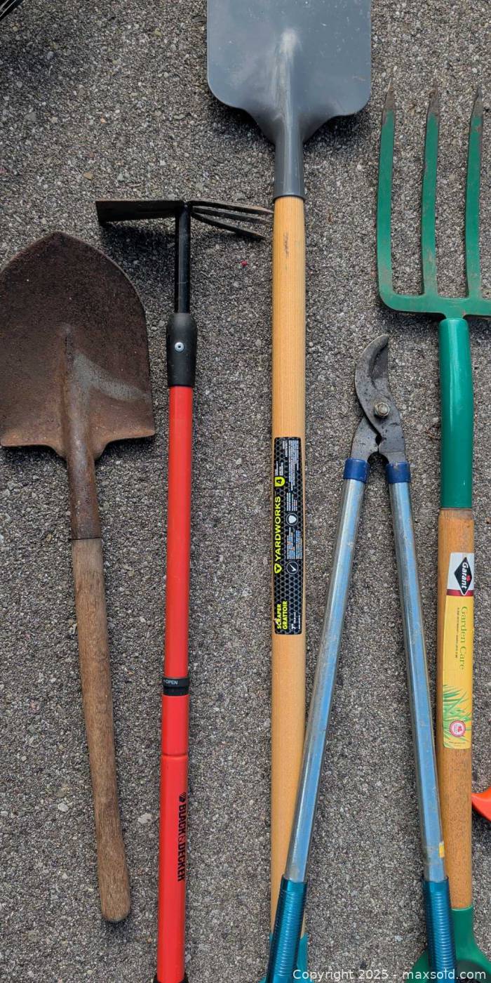 11 assorted garden & yard hand tools | Maxsold