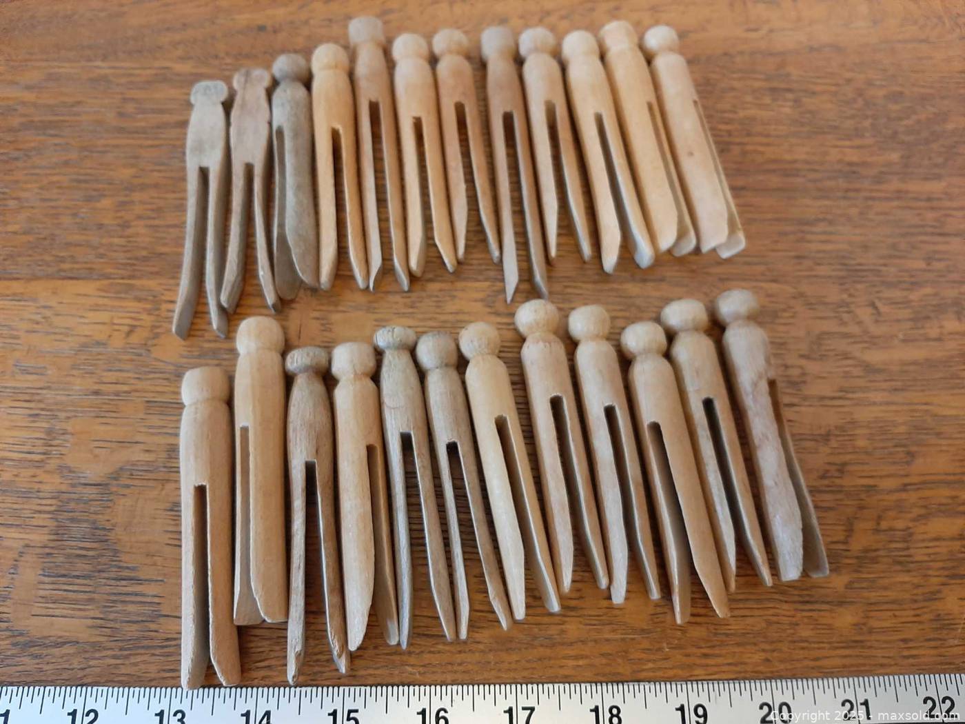 24 wooden one-piece clothes pegs | Maxsold