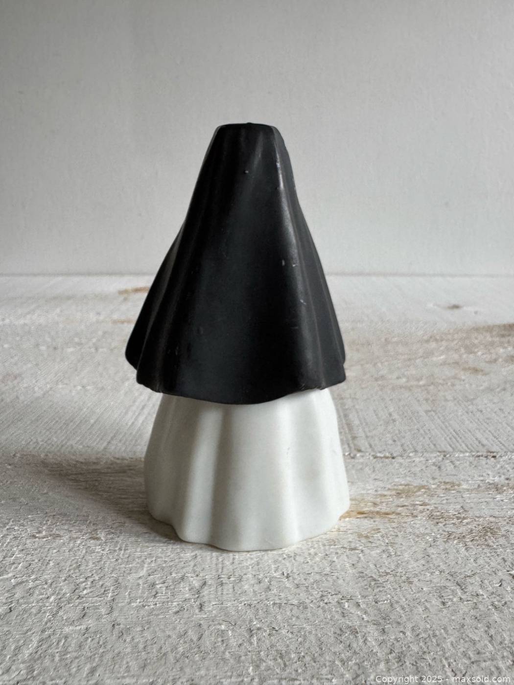 Vintage ceramic nun figurine with open arms | Maxsold