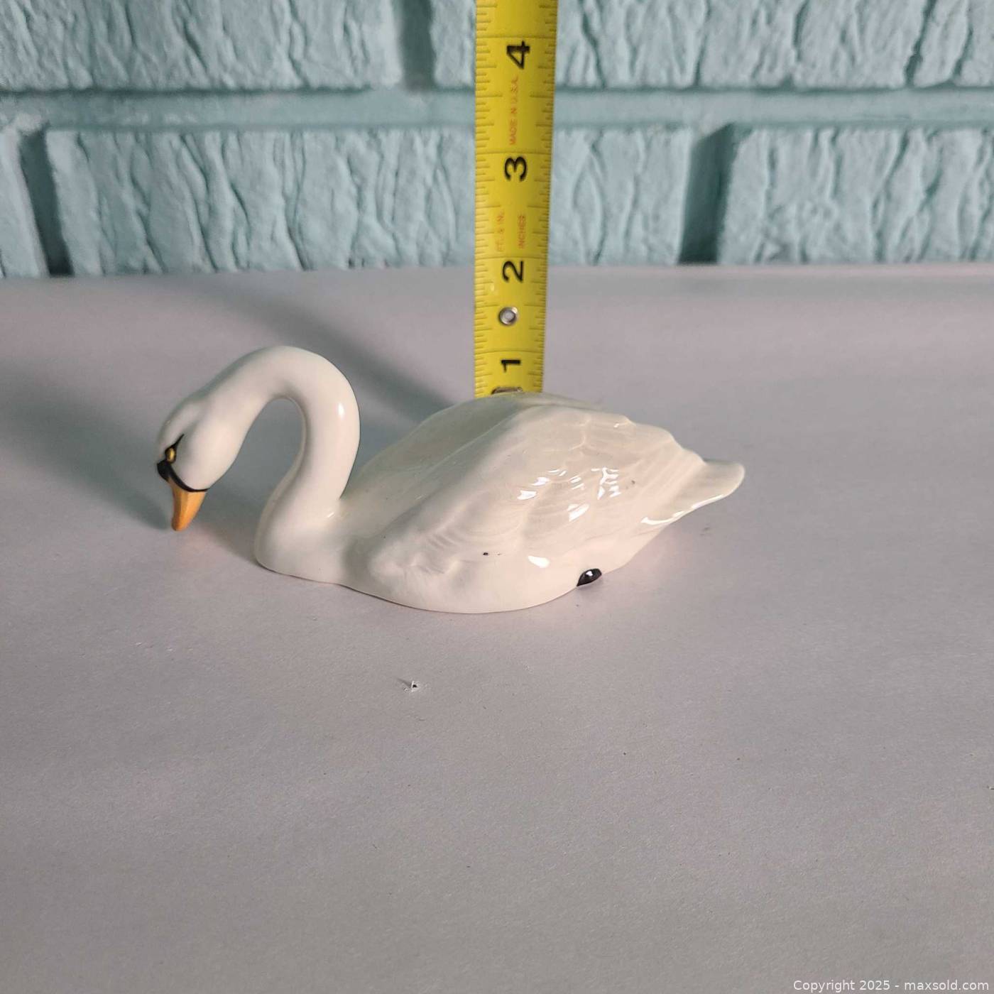Royal Crown Derby rooster paperweight and Beswick swan figurine | Maxsold