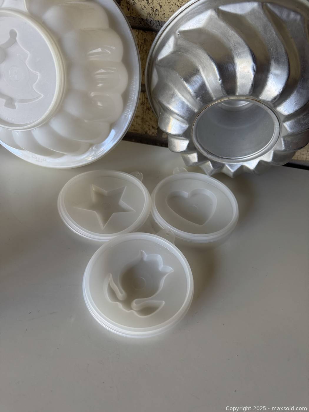 Etch A Sketch, Iittala 50 cl glass mug, plastic Jel-N-Set molds ...