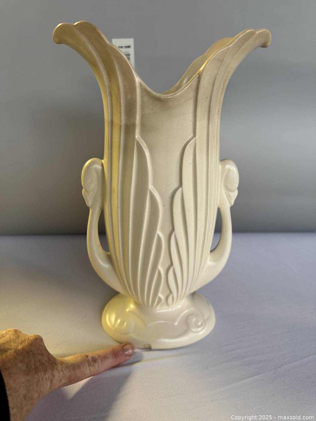 Beswick England #1185 cream swan vase 10.5in | Maxsold