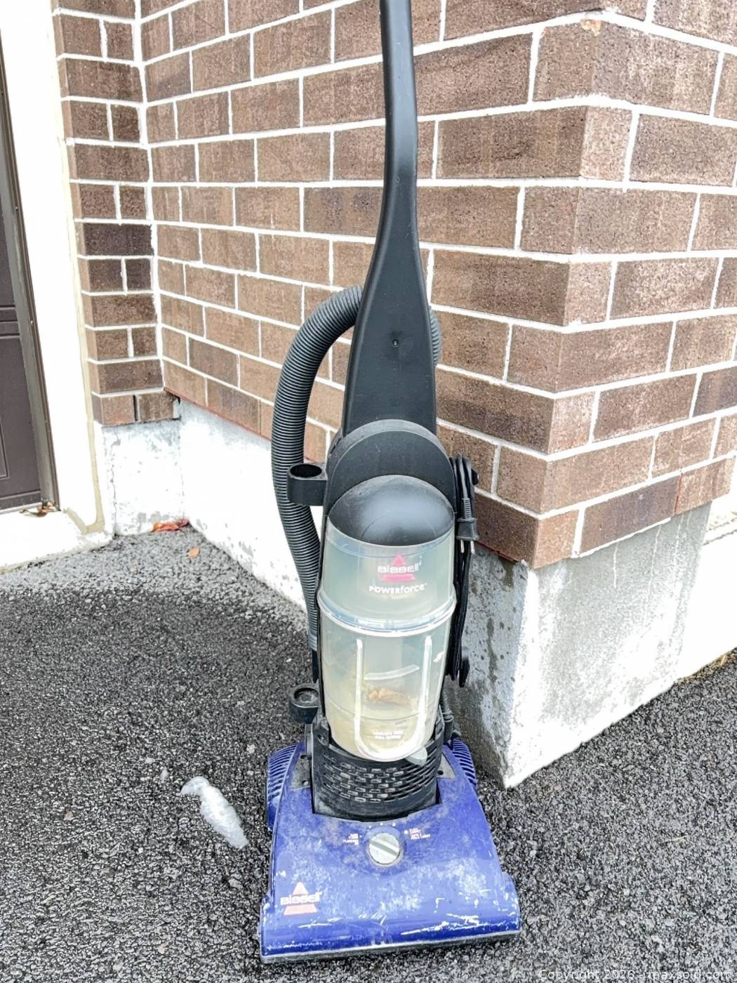 Bissell upright bagless vacuum cleaner | Maxsold