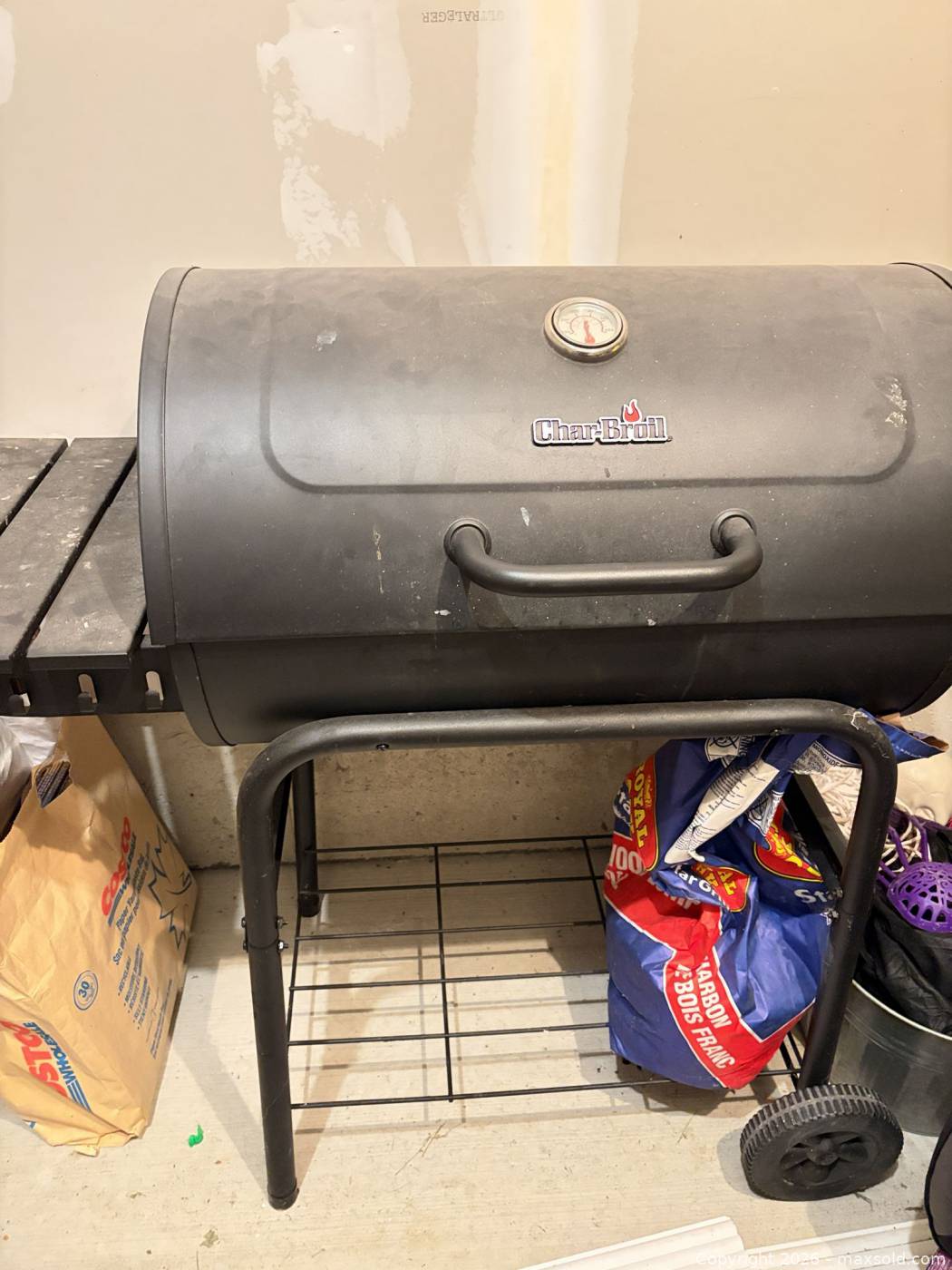 Char-Broil charcoal grill with fuel & tools | Maxsold