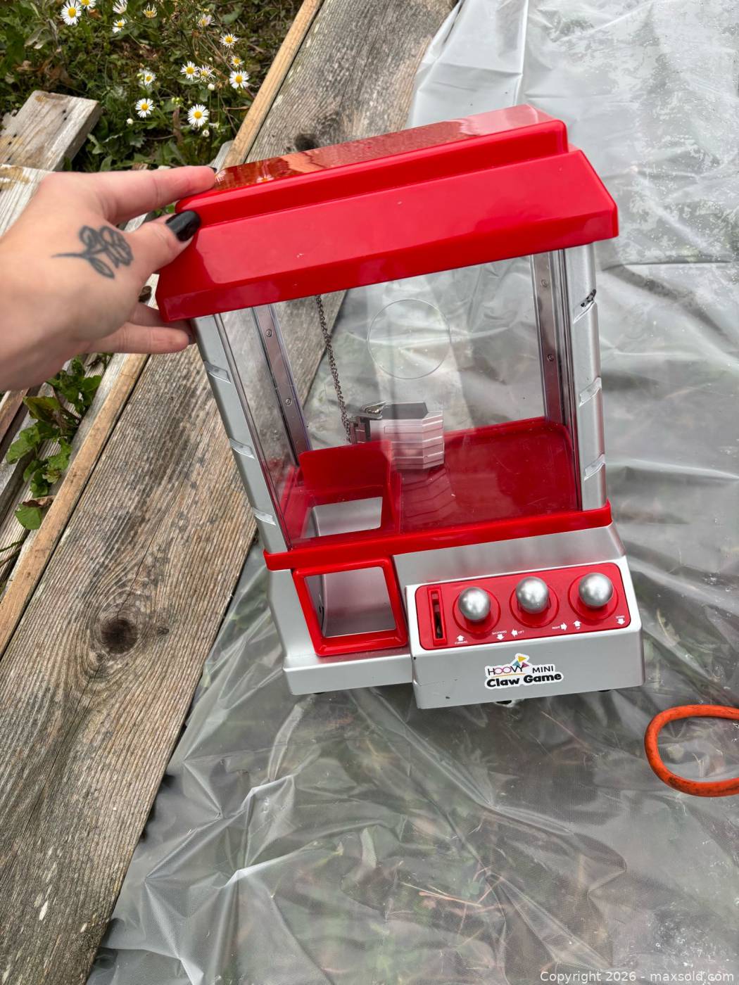 Tabletop electronic claw machine | Maxsold