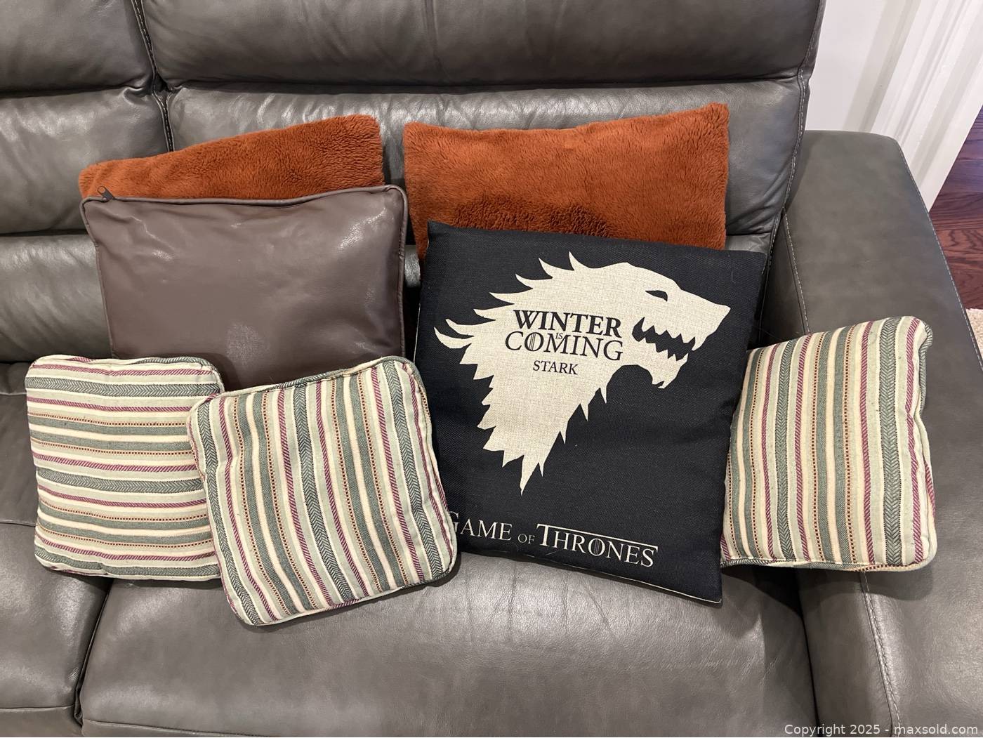 Seven decorative throw pillows | Maxsold