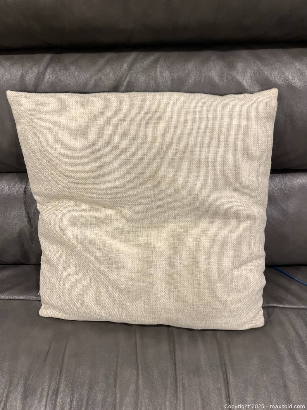 Seven decorative throw pillows | Maxsold