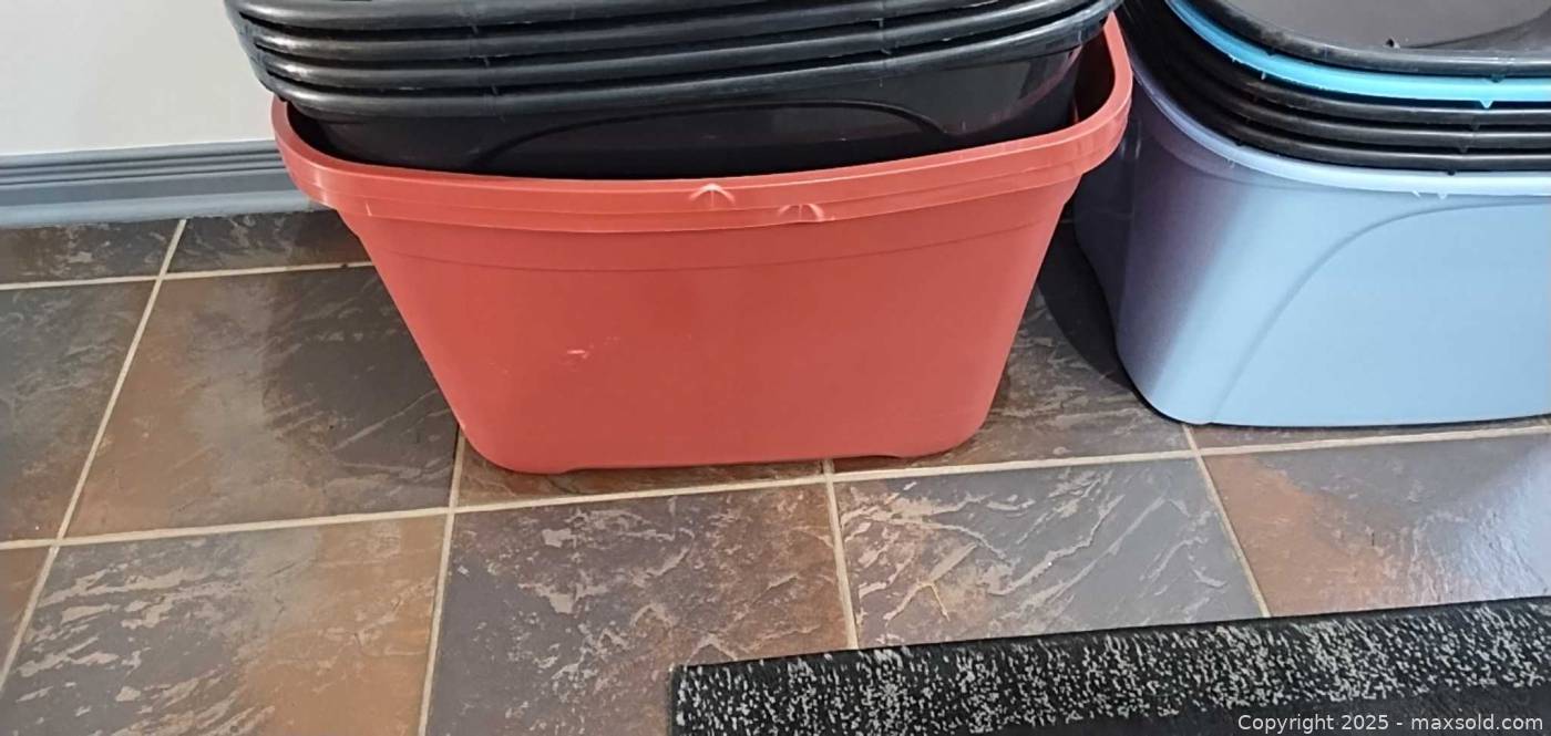 Plastic storage totes with lids 63–68 L 10 pc | Maxsold