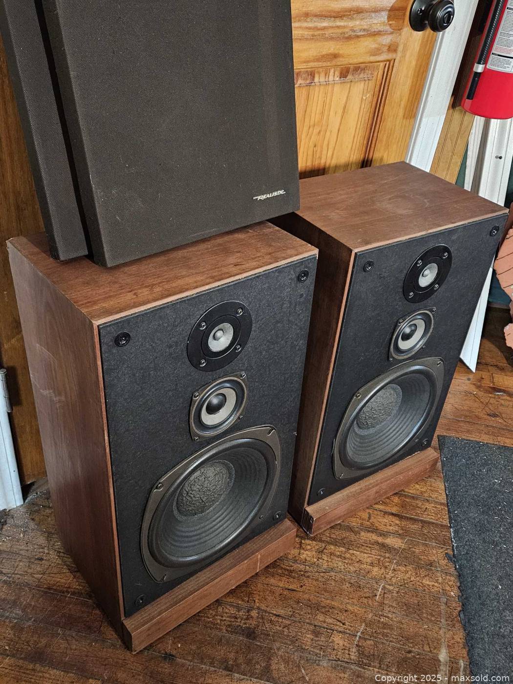 Realistic Optimus-25 floor speakers | Maxsold