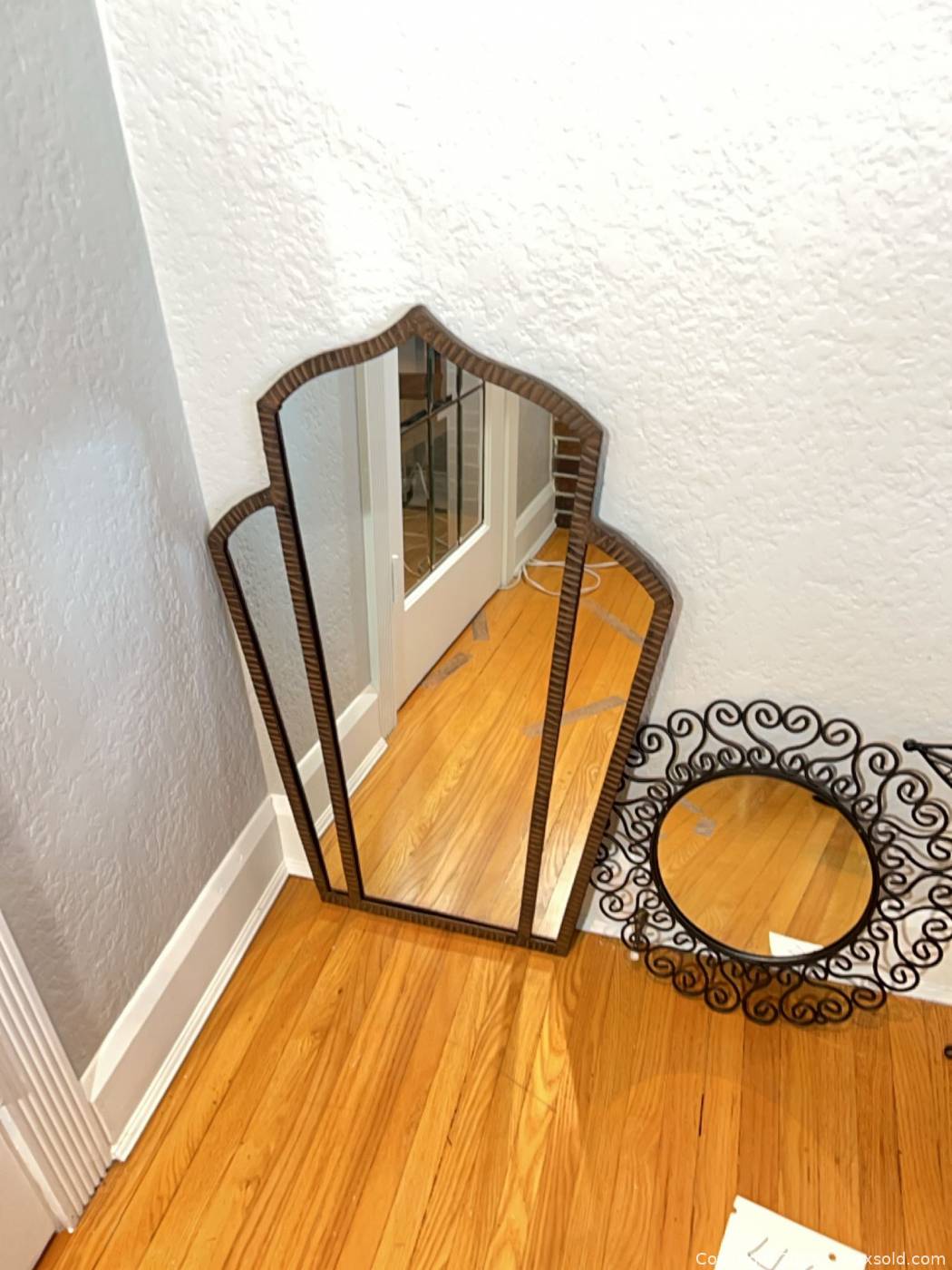 Arched & round metal-framed mirrors and wire star wall art | Maxsold