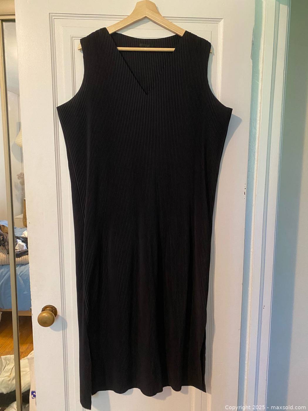 COS pleated black V-neck sleeveless dress | Maxsold