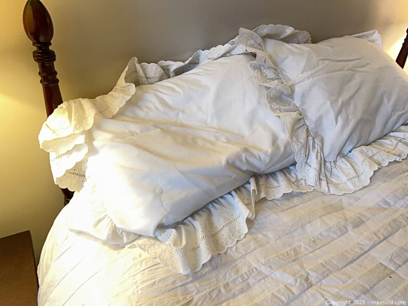 Assorted bed linens | Maxsold