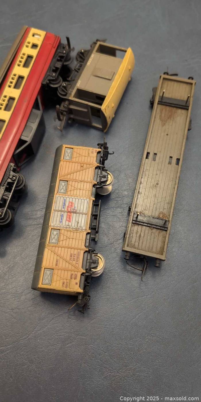 Four HO scale model train cars | Maxsold