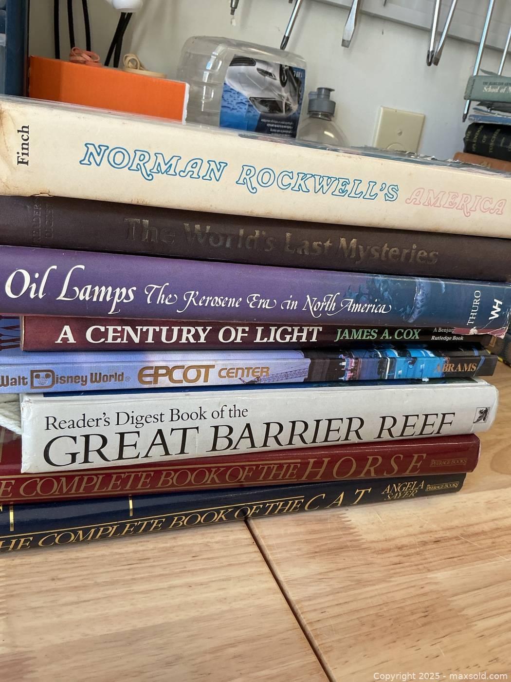 8 hardcover coffee table books | Maxsold