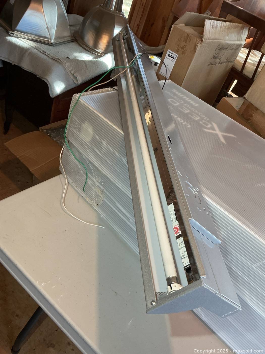 Pair of 4 ft commercial fluorescent light fixtures | Maxsold