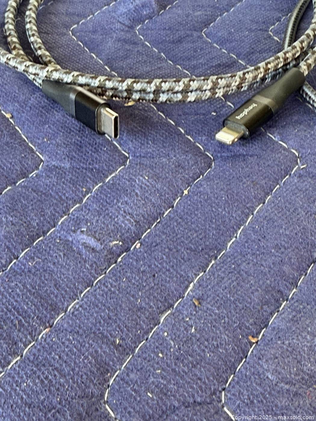 9 braided Lightning charging cables | Maxsold