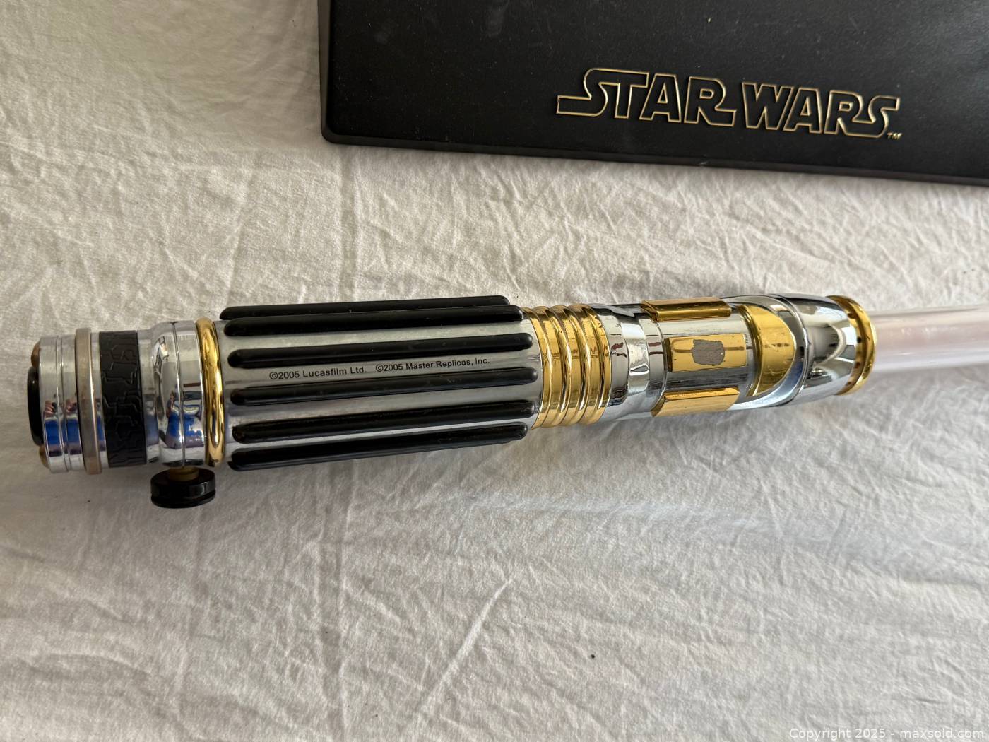 Master Replicas Mace Windu Purple Lightsaber with Wall Mount | Maxsold