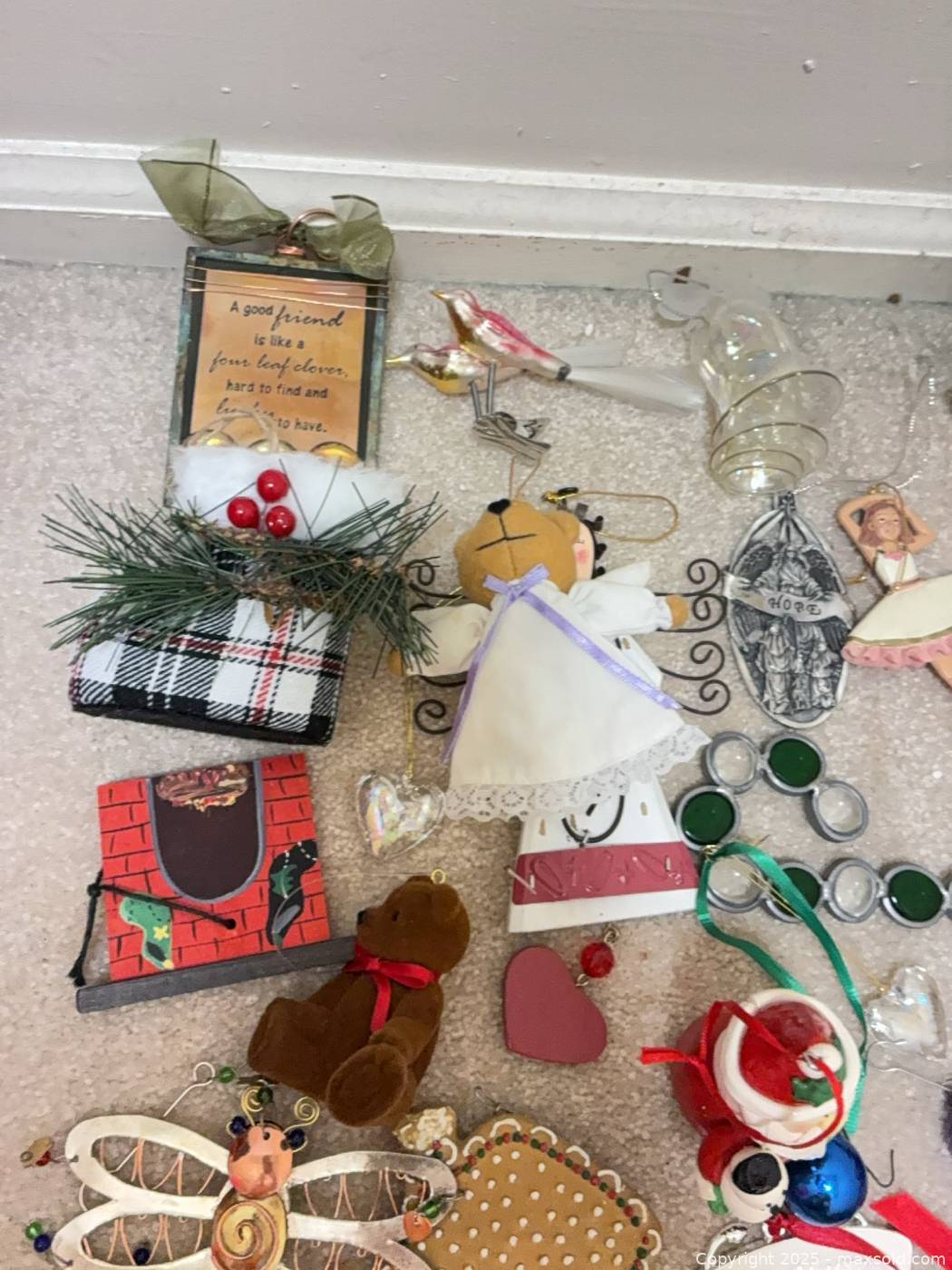 Assorted Christmas tree ornaments | Maxsold