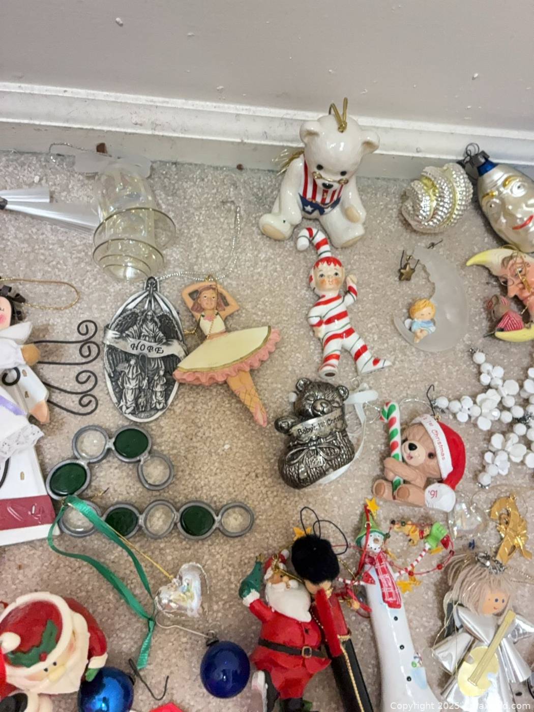 Assorted Christmas tree ornaments | Maxsold