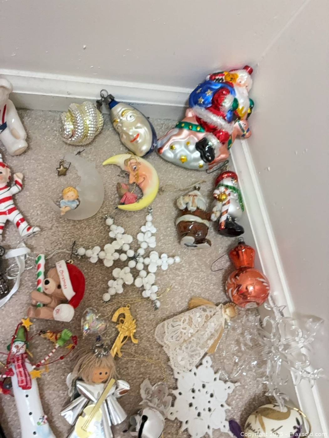 Assorted Christmas tree ornaments | Maxsold