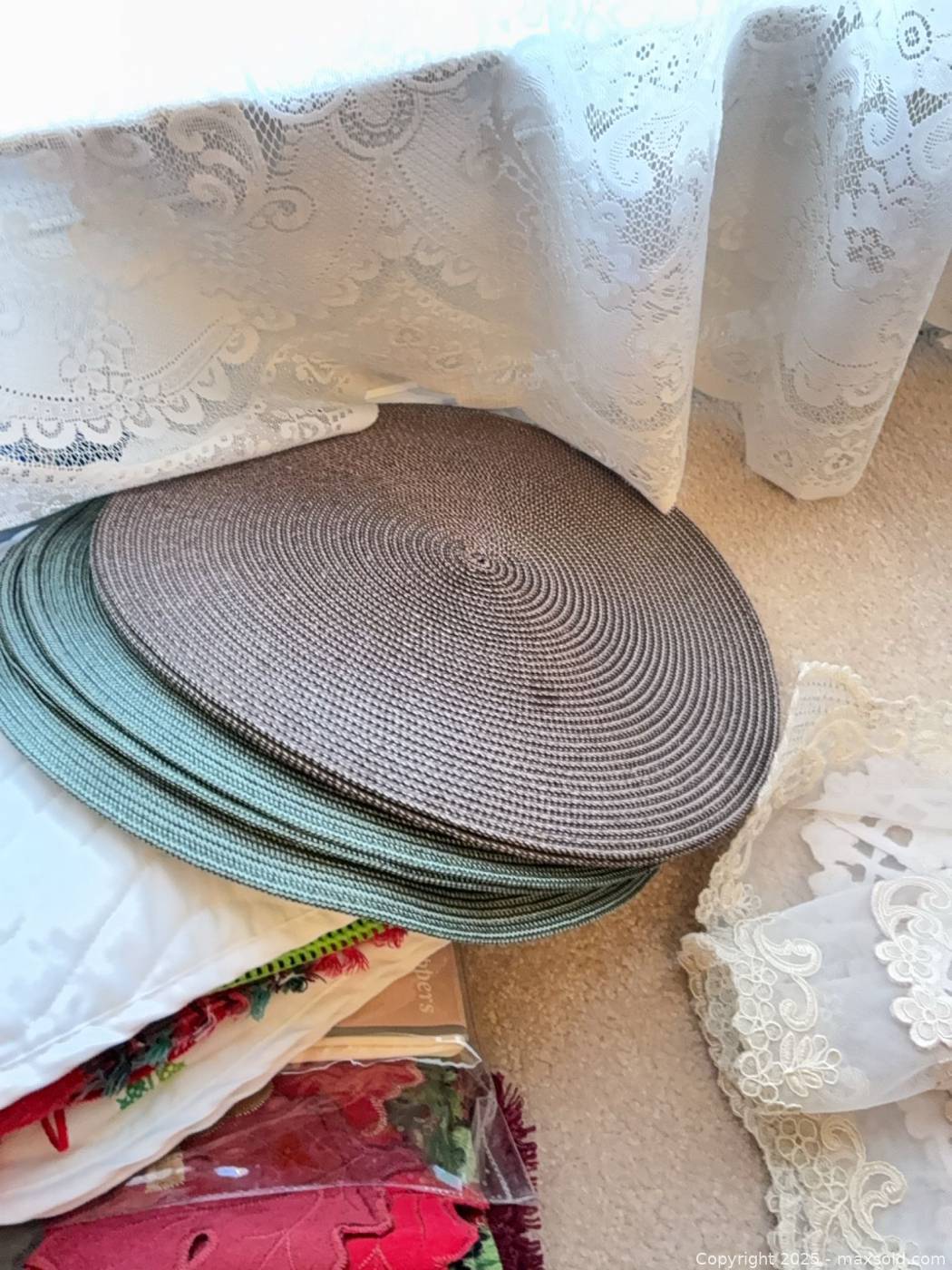 Table linens, placemats, cutting board | Maxsold