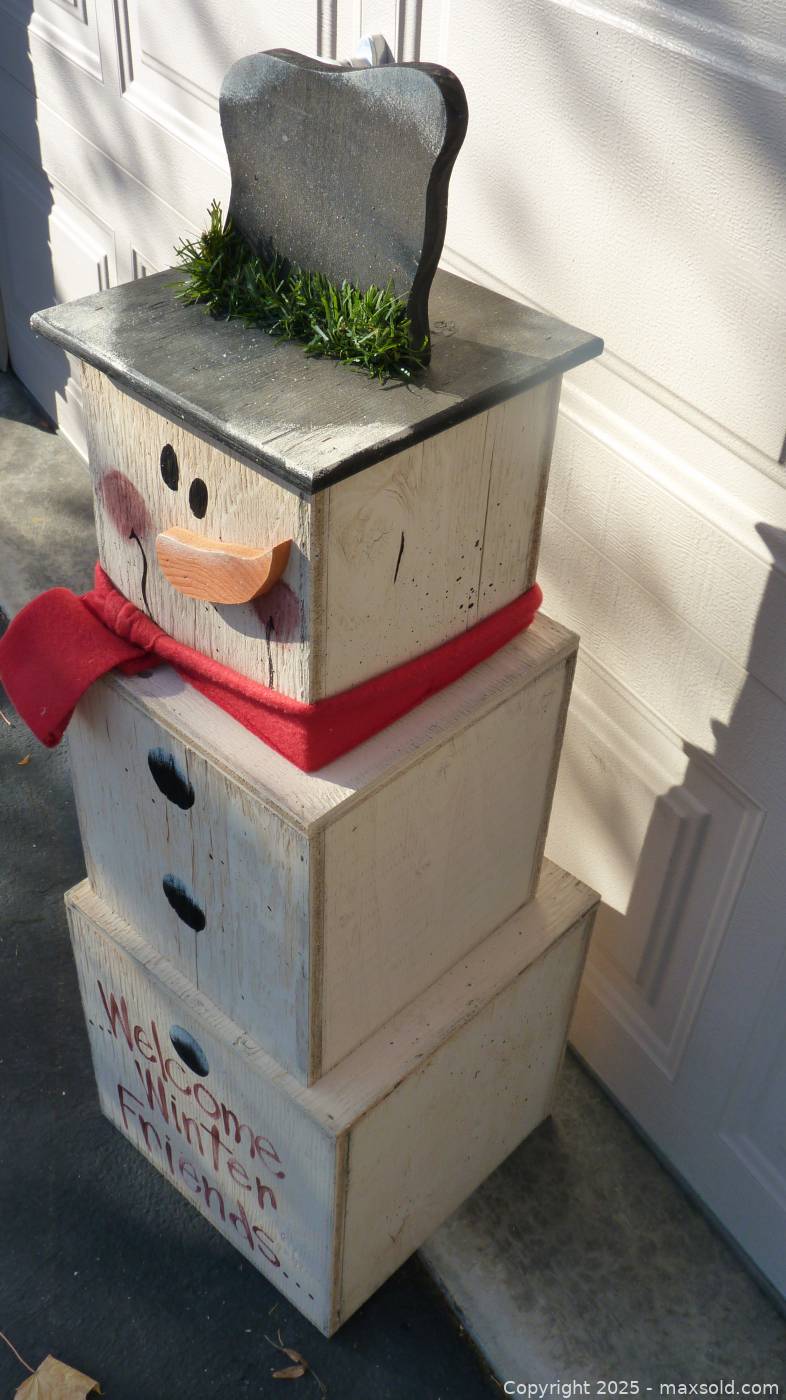 Wooden stacking snowman decoration | Maxsold