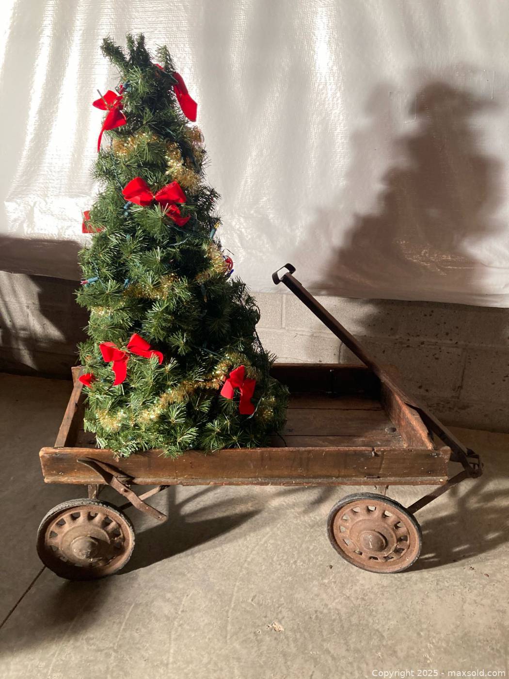 Wooden wagon with pre-lit Christmas tree | Maxsold