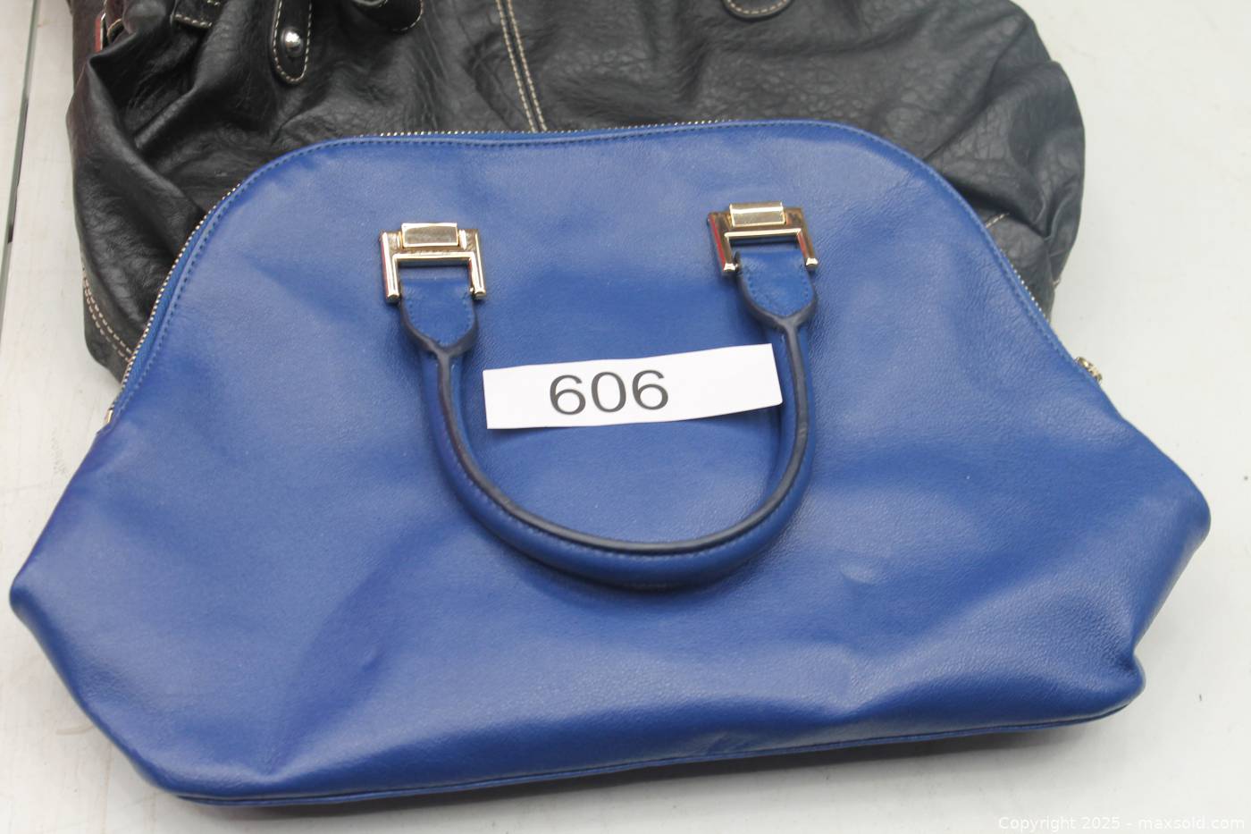 2 ladies purses | Maxsold