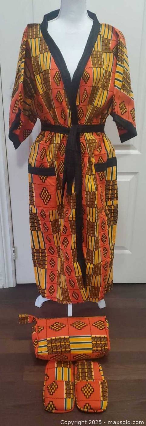 New patterned robe, slippers, zippered case | Maxsold