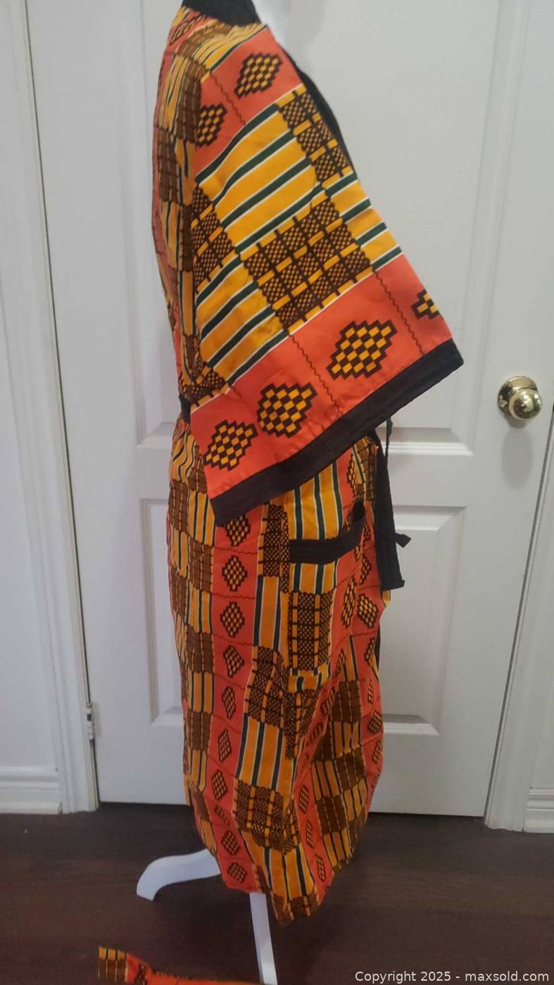 New patterned robe, slippers, zippered case | Maxsold