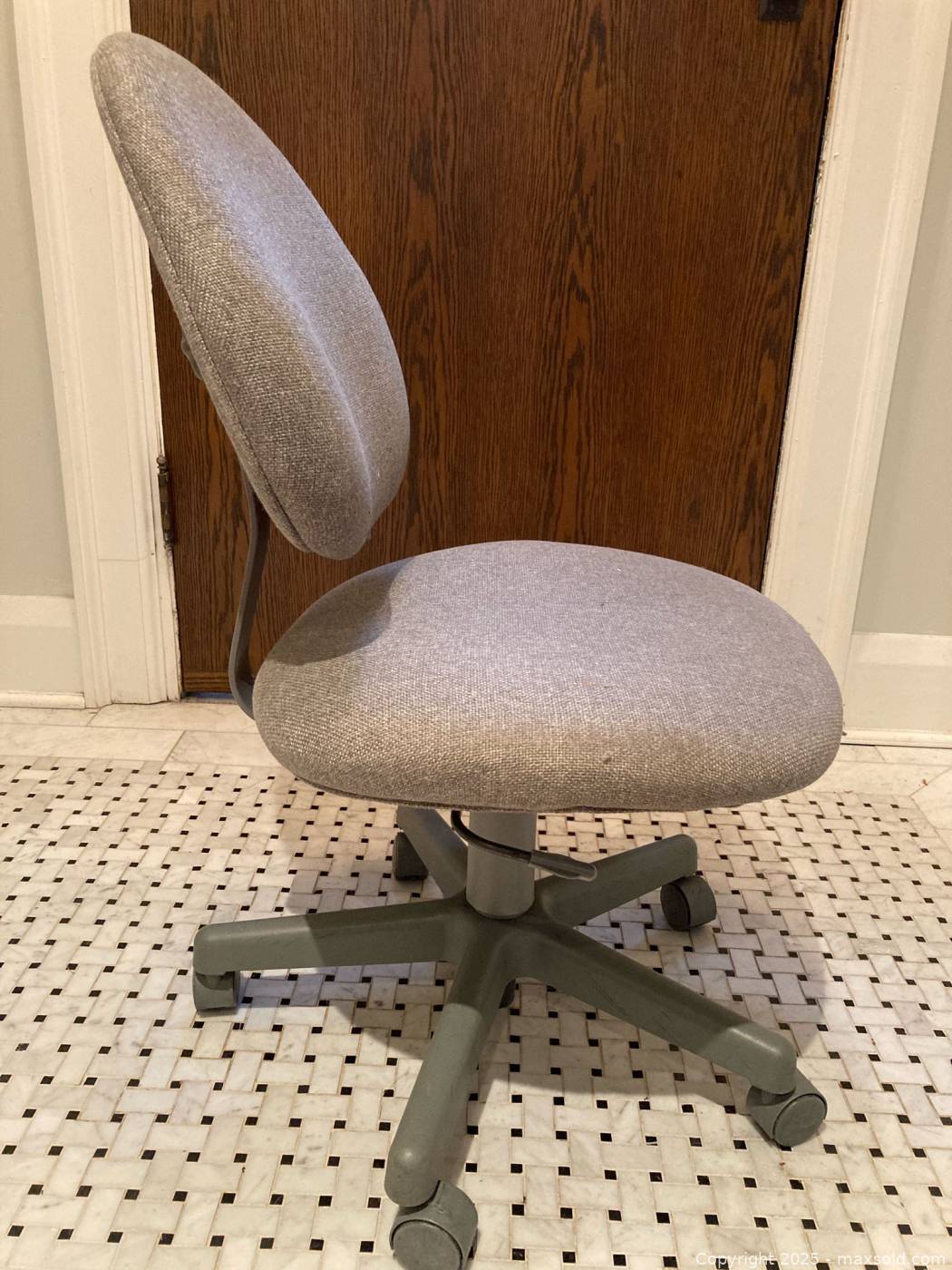 Vintage 1980s rolling desk chair | Maxsold