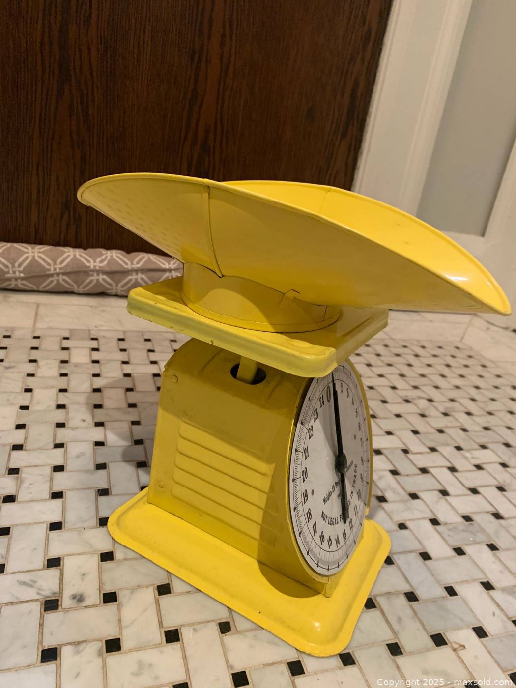 Vintage yellow mechanical kitchen scale | Maxsold