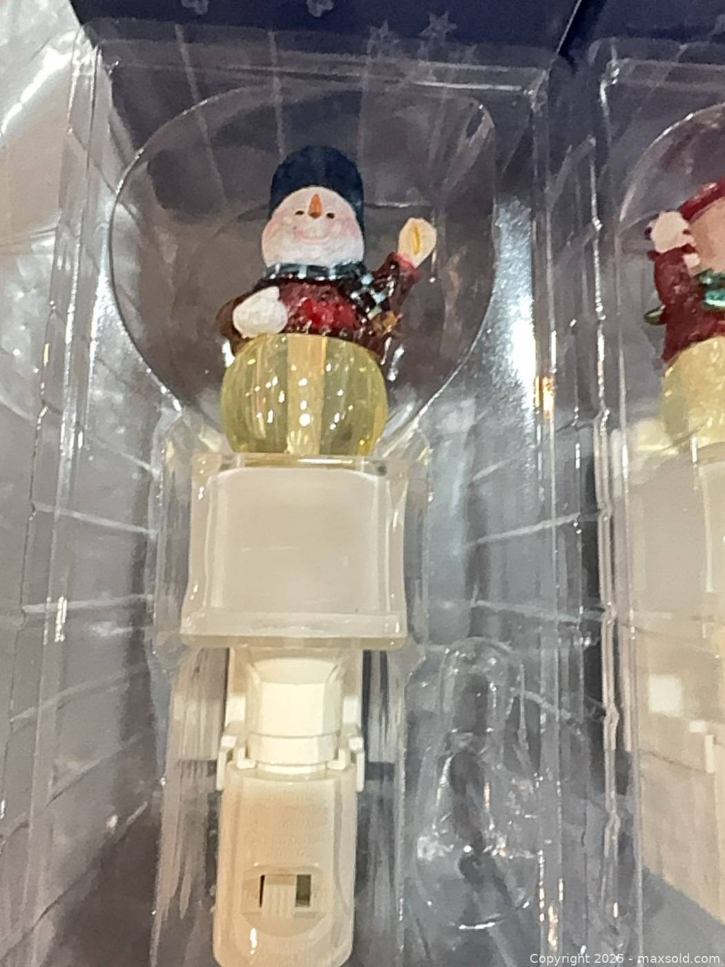 2 new colour-changing snowman night lights | Maxsold